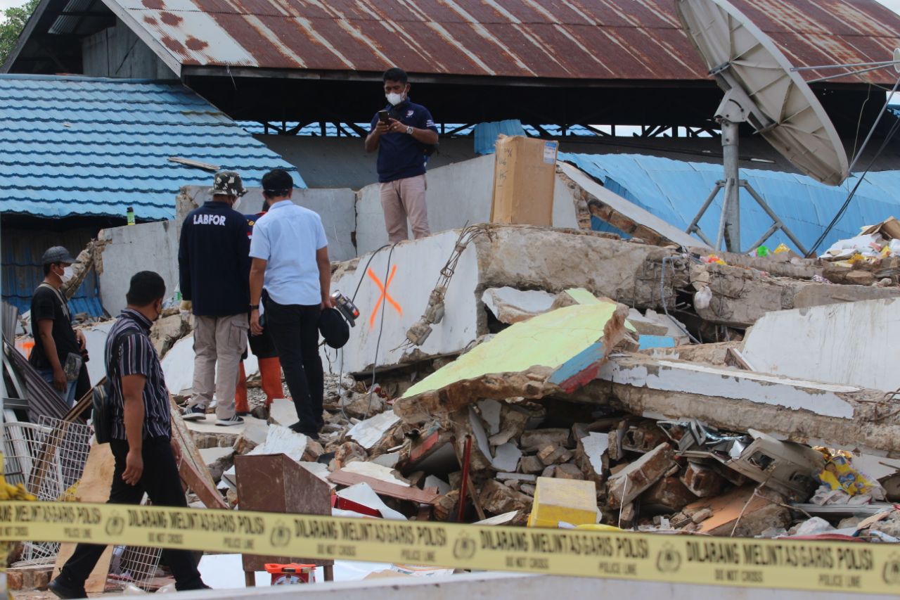 Puslabfor Selidiki Robohnya Ruko 3 Lantai Gambut - Jurnal Kalimantan