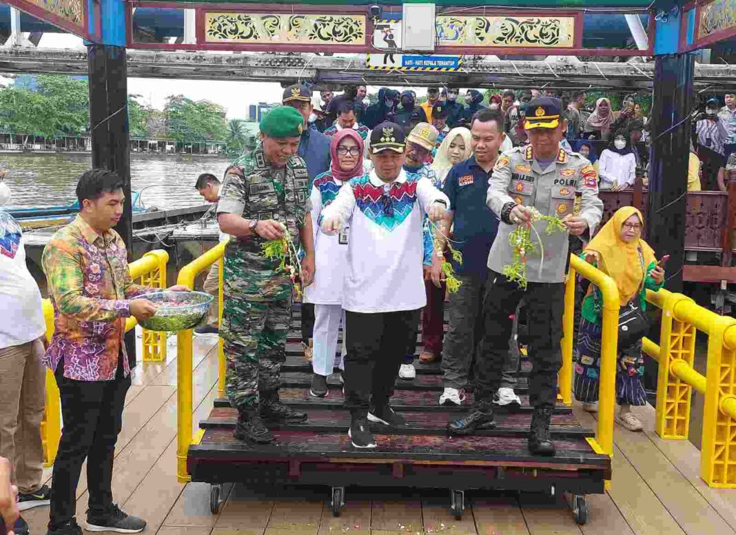 Akhirnya Jembatan Apung Penghubung Wisata Patung Bekantan dan Kampung ...