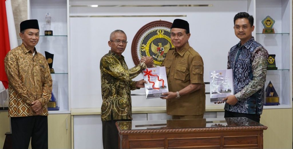 Bupati Tanbu, Zairullah Azhar Serahkan LHP Belanja Daerah Tahun Anggaran 2022 dan 2023 - Jurnal ...