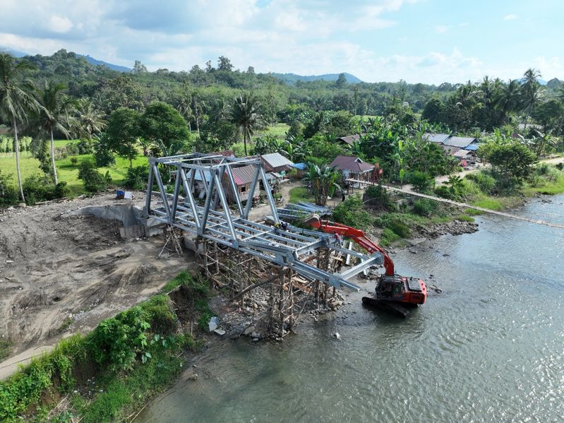 Jembatan Darurat Desa Alat Sering Hancur, Bupati Aulia: Solusinya ...