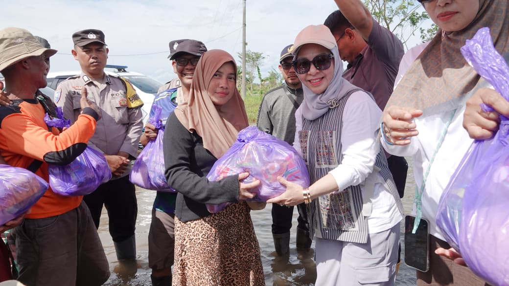 Sebulan Terendam Banjir, Warga Desa Sampurna Terharu Terima Bantuan ...